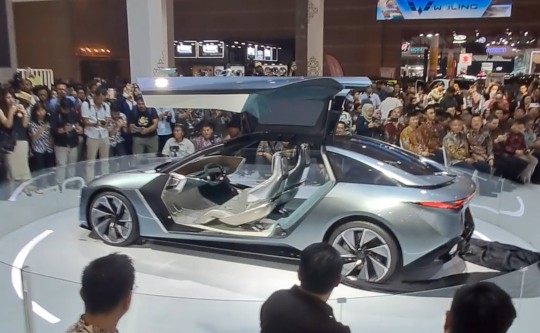 Mobil konsep Wuling Light of ASEAN Sedot Perhatian Pengunjung IIMS 2025