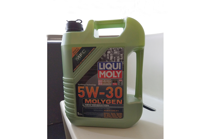 MOLYGEN 5W30, OLI DARI JERMAN BERWARNA HIJAU NEON