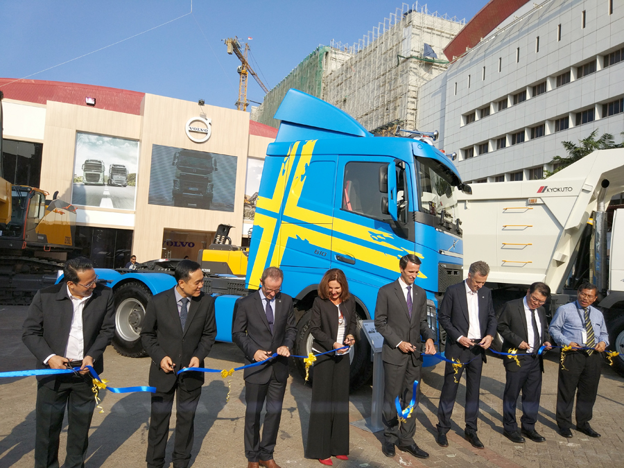 VOLVO TRUCKS & VOLVO CONSTRUCTION EQUIPMENT TAMPILKAN JAJARAN PRODUKNYA ...