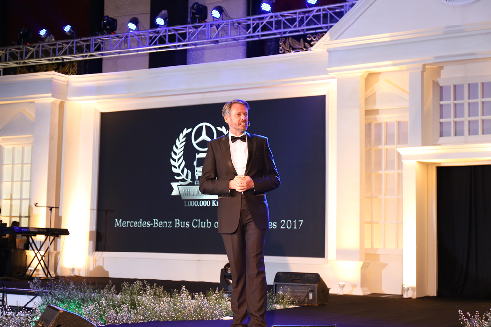 MERCEDES-BENZ PERKENALKAN SKETSA BUS MESIN DEPAN 16 TON