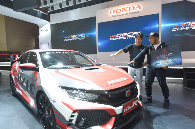 Civic Type R Pemenang Honda Decal Competition Tampil di Booth Honda