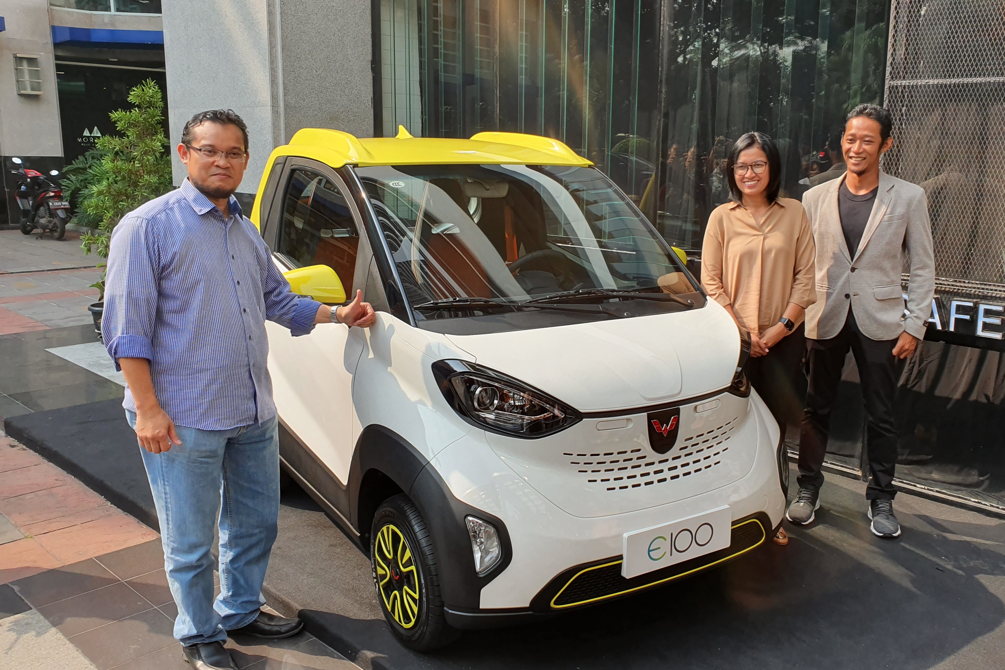 Wuling Boyong 2 Mobil Listrik E200 dan E100 di Ajang Indonesia Electric Motor Show 2019